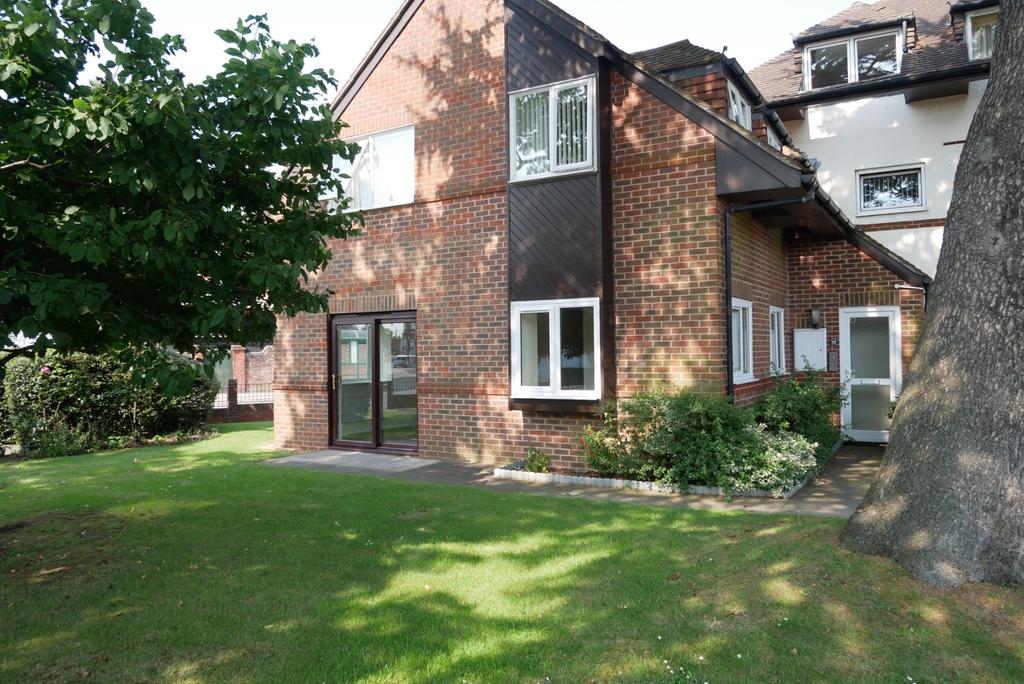 CEDAR COURT, FAREHAM 2 bed retirement property - £160,000