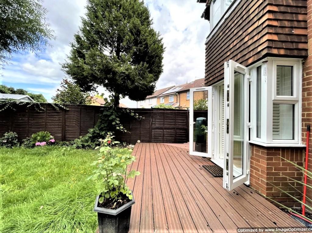 Abbotswood Way, Hayes, UB3 3PF Studio - £775 pcm (£179 pw)