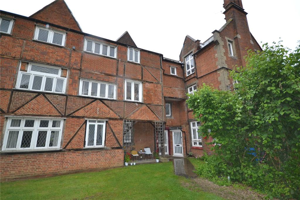 Buckingham Court, The Close, CM6 1 bed apartment - £825 pcm (£190 pw)
