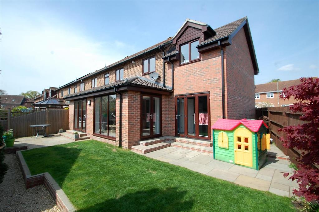 Moggs Mead, Petersfield 4 bed end of terrace house - £525,000