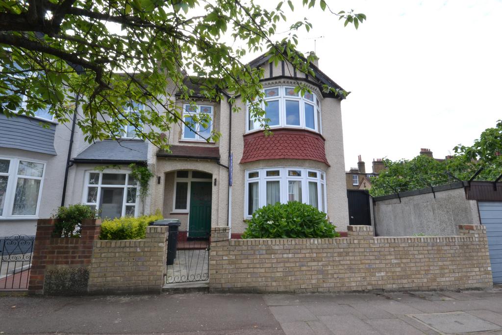 Troutbeck Road, New Cross, SE14 3 bed maisonette - £2,600 pcm (£600 pw)