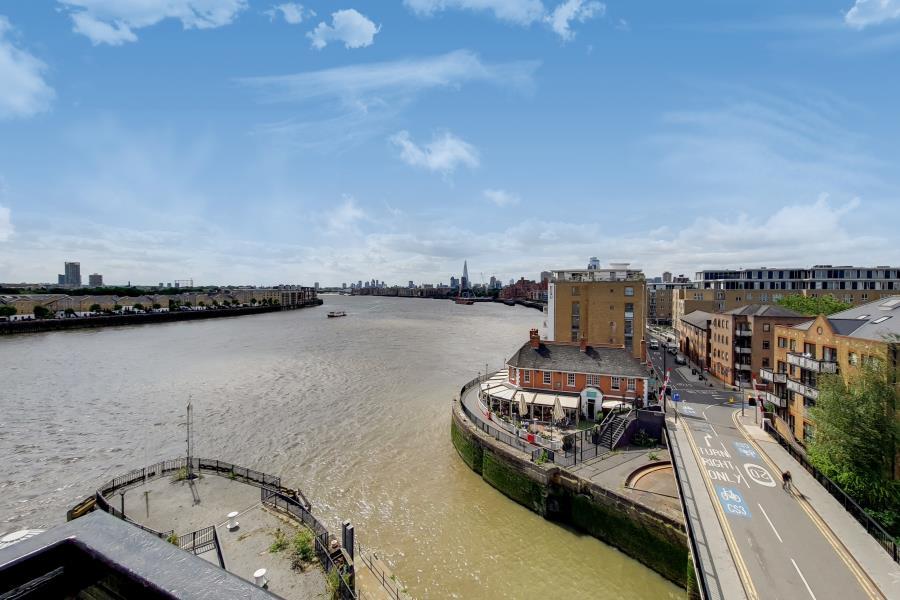 Victoria Wharf Narrow Street... 2 bed apartment - £795,000