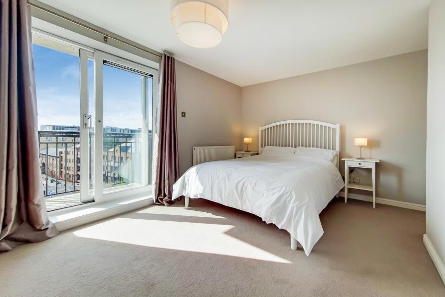 Victoria Wharf Narrow Street... 2 bed apartment - £795,000