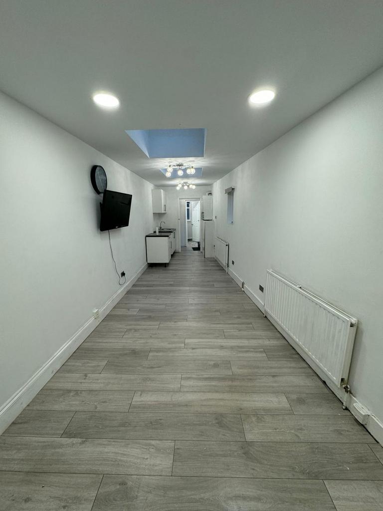 Ilford Lane, IG1 Studio - £1,250 pcm (£288 pw)