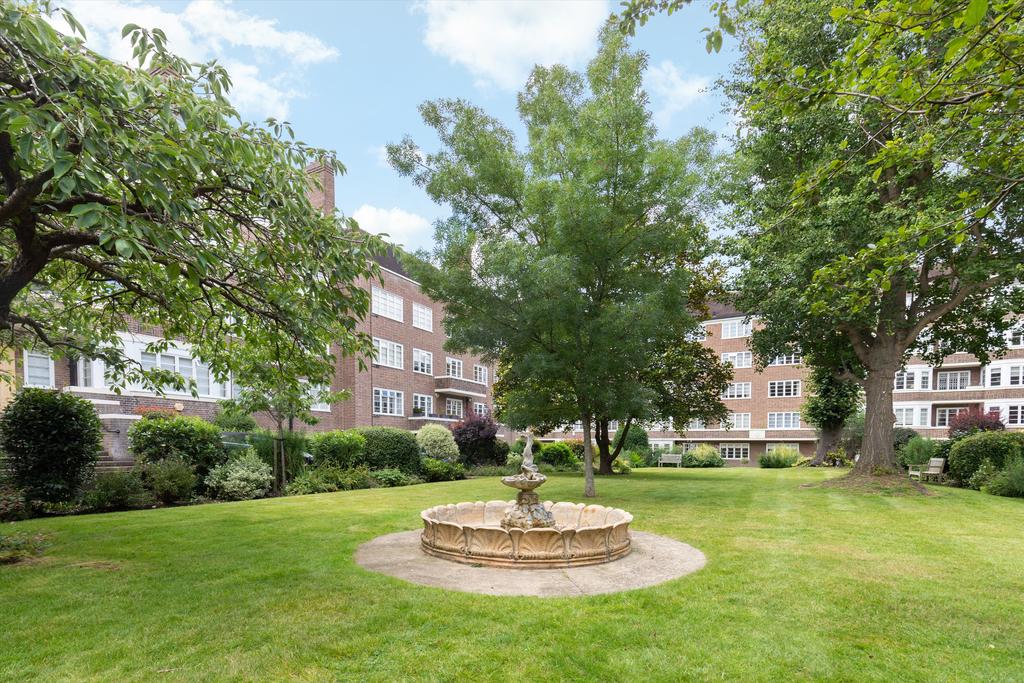 Exeter House, Putney Heath, London, SW15 3 bed flat - £3,000 pcm (£692 pw)