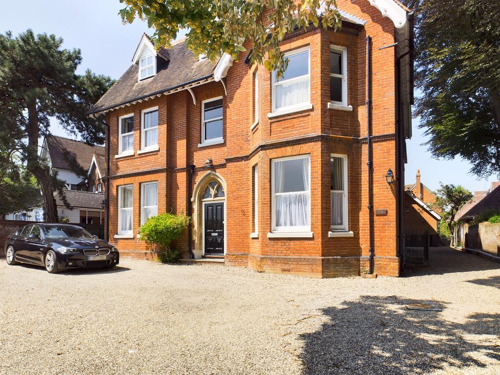The Gables, London Road, Canterbury... 2 bed flat - £1,400 pcm (£323 pw)