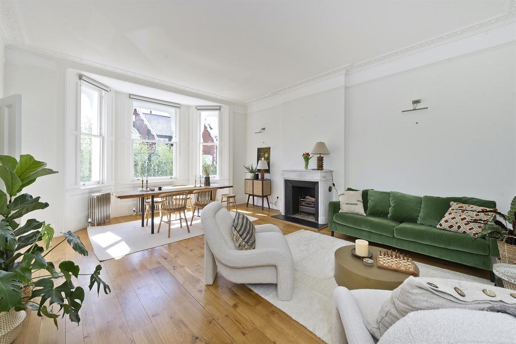 Phillimore Place, London, W8 2 bed flat - £6,067 pcm (£1,400 pw)