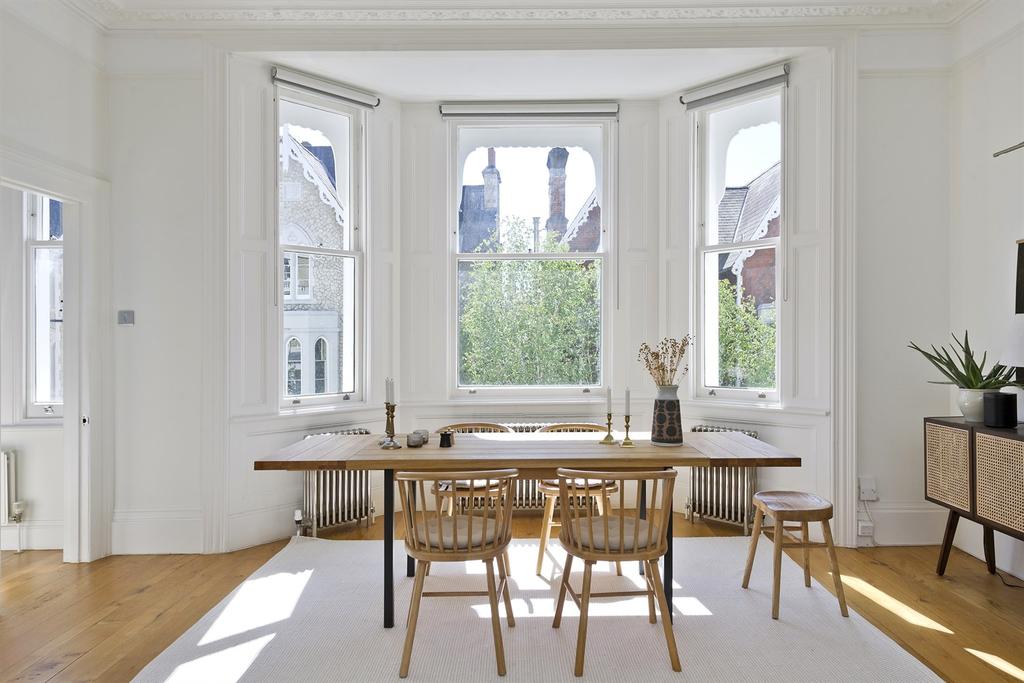 Phillimore Place, London, W8 2 bed flat - £6,067 pcm (£1,400 pw)