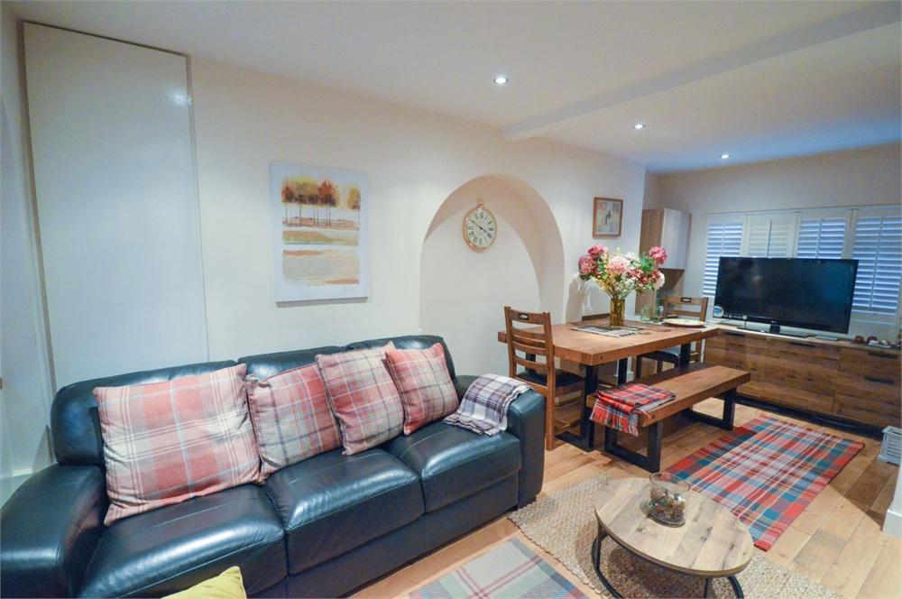Walnut Tree Avenue, Dartford, DA1 2 bed terraced house - £1,100 pcm (£ ...