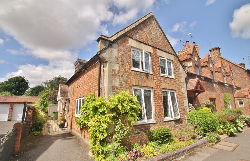 Benson Lane, Crowmarsh Gifford 2 bed cottage - £595,000