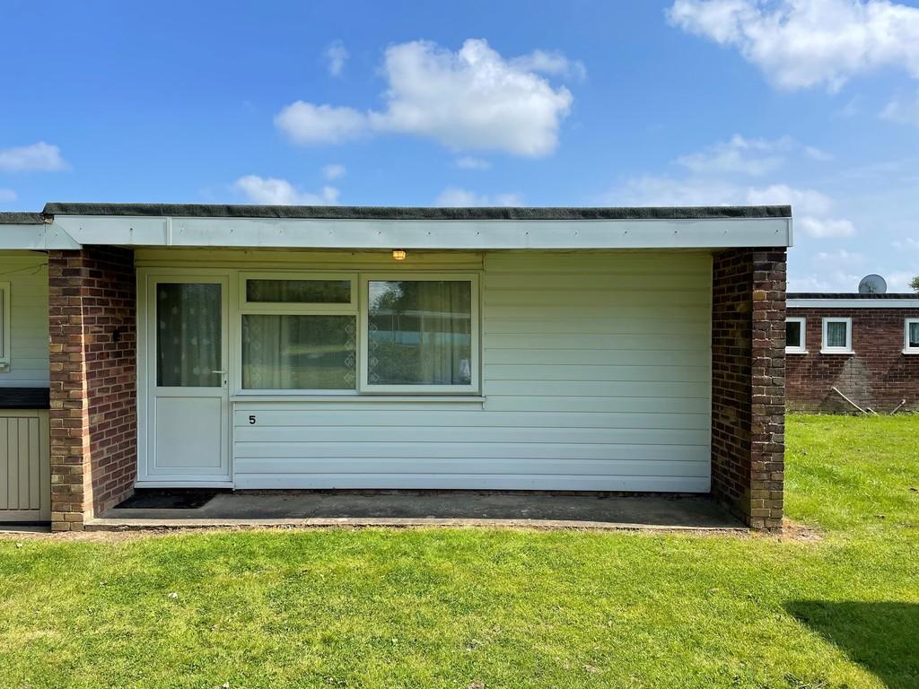 Florida Chalet Park, Hemsby, Great Yarmouth 2 bed chalet for sale - £27,500