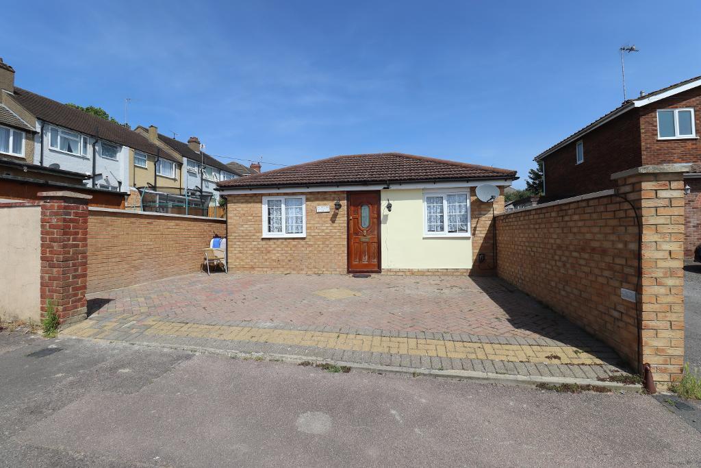 High Beech Road, Luton, Bedfordshire... 1 bed detached bungalow - £700 ...