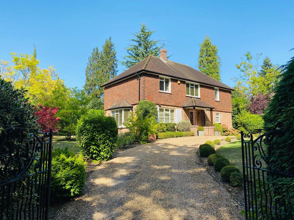 ST JOHNS/HOOK HEATH BORDERS 4 bed detached house - £1,000,000
