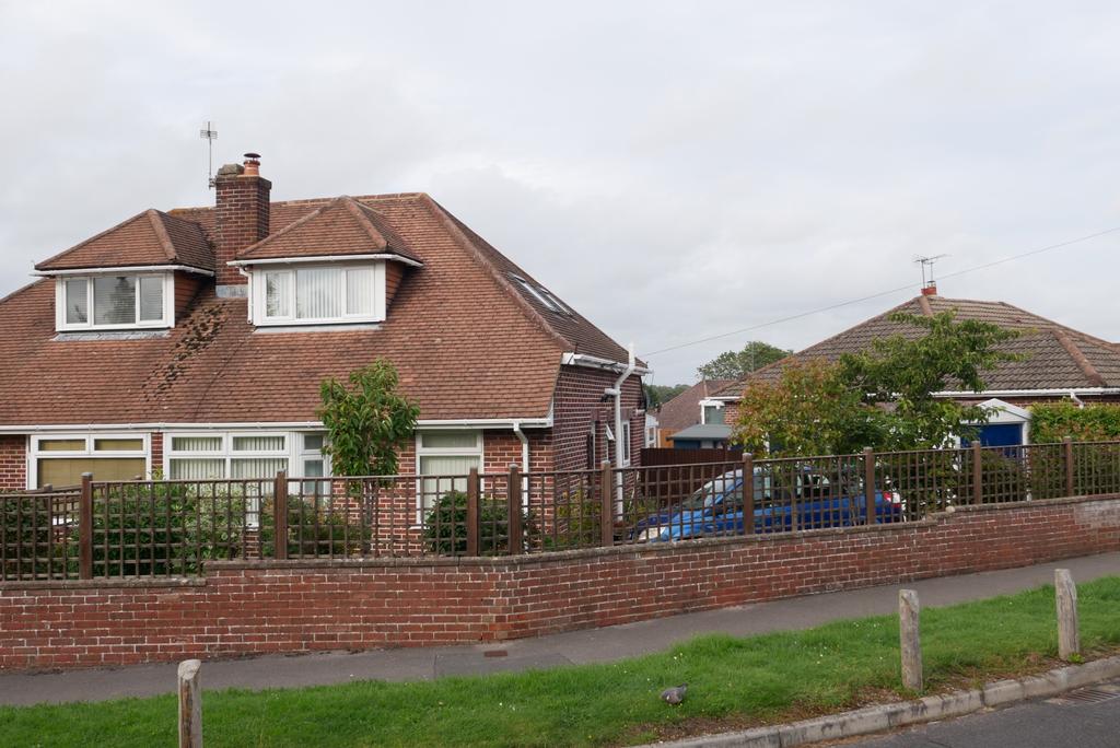 SOUTHMEAD ROAD, FAREHAM 3 bed semi-detached house - £345,000