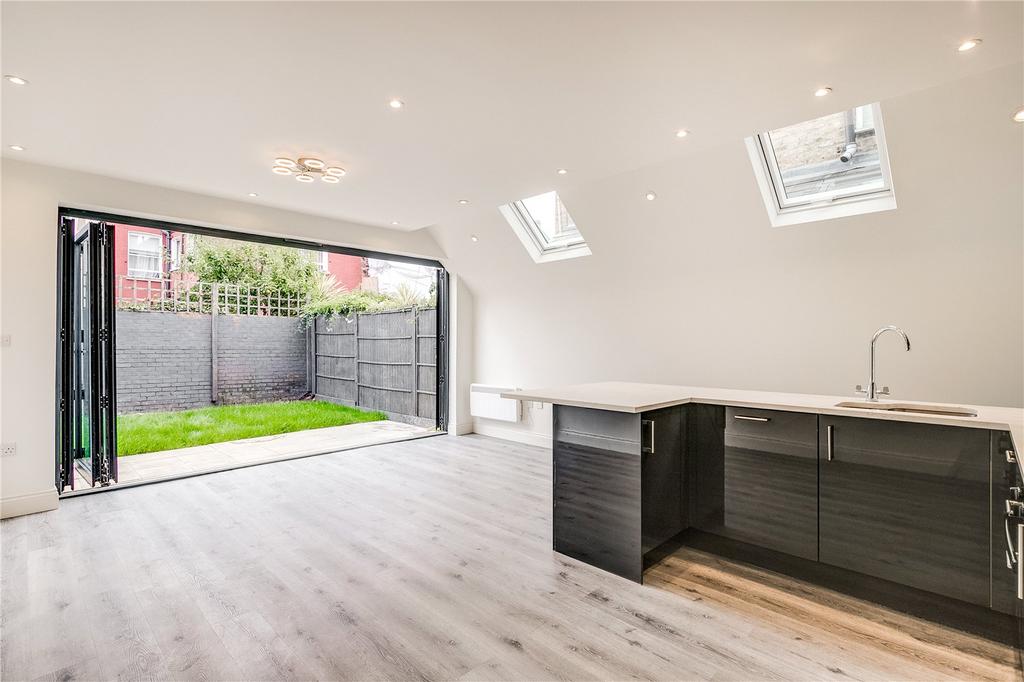 Rudloe Road, London, SW12 2 bed apartment - £2,600 pcm (£600 pw)