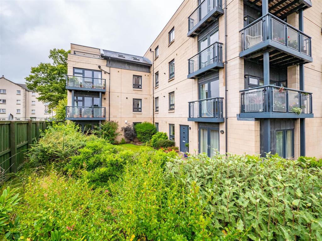 22/1 Craighall Gardens, Edinburgh... 3 bed ground floor flat - £415,000