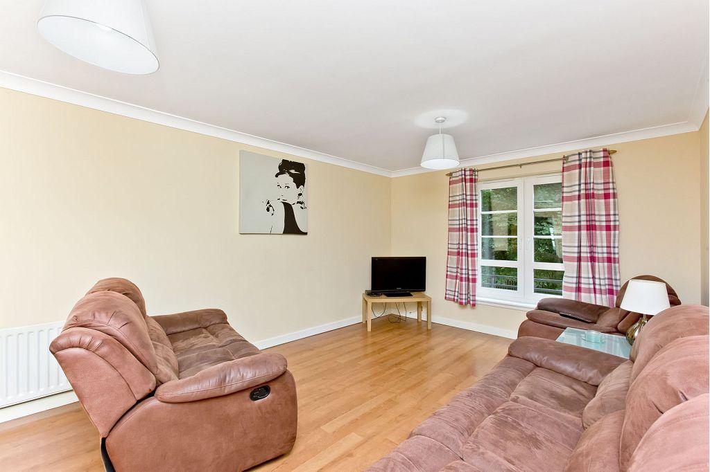 Powderhall Rigg, Edinburgh, EH7 4GA 3 bed flat - £310,000
