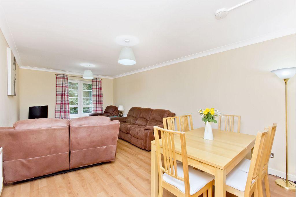Powderhall Rigg, Edinburgh, EH7 4GA 3 bed flat - £310,000