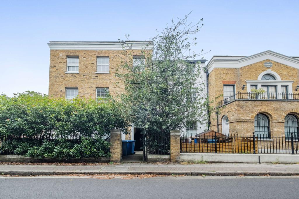 Grove Lane, London SE5 4 bed flat - £3,000 pcm (£692 pw)