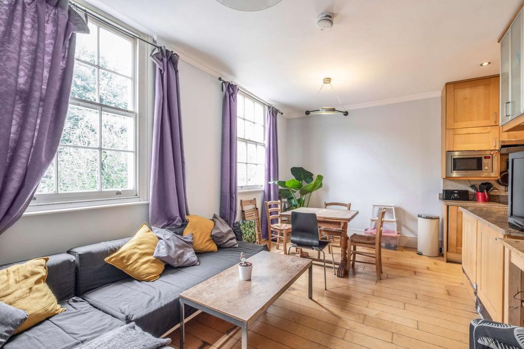Grove Lane, London SE5 4 bed flat - £3,000 pcm (£692 pw)