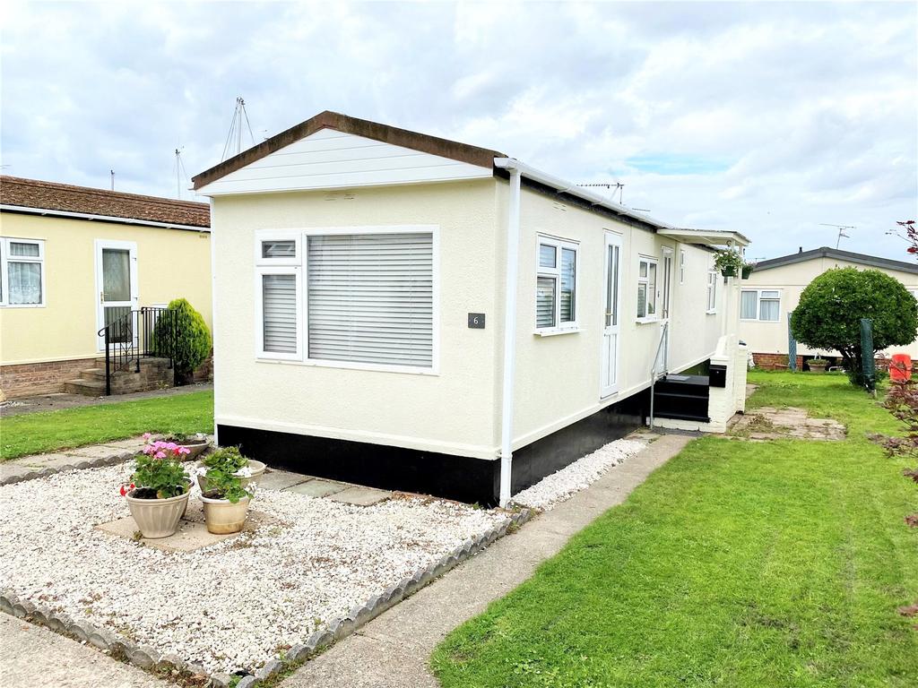 Pond Close, Tower Park, Hullbridge... 2 bed retirement property - £122,000