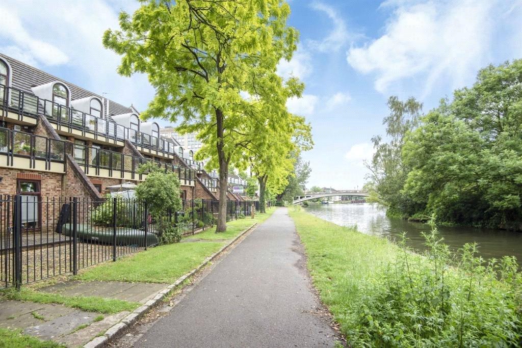 Kingfisher Place, Reading, RG1 1 bed apartment - £315,000