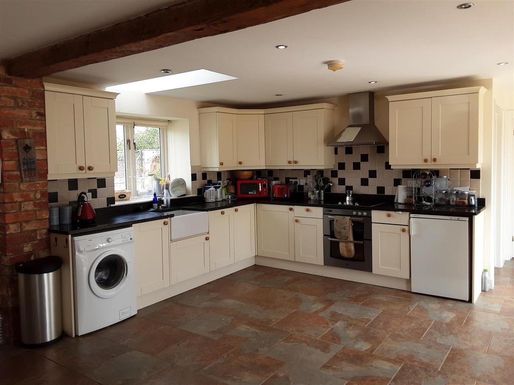 Greatford Road, Uffington, Lincolnshire 2 bed barn conversion - £1,000 ...