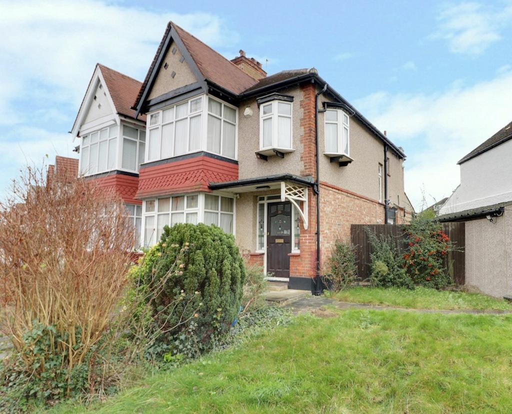 Queenscourt, Wembley, Greater London... 3 bed semi-detached house - £ ...