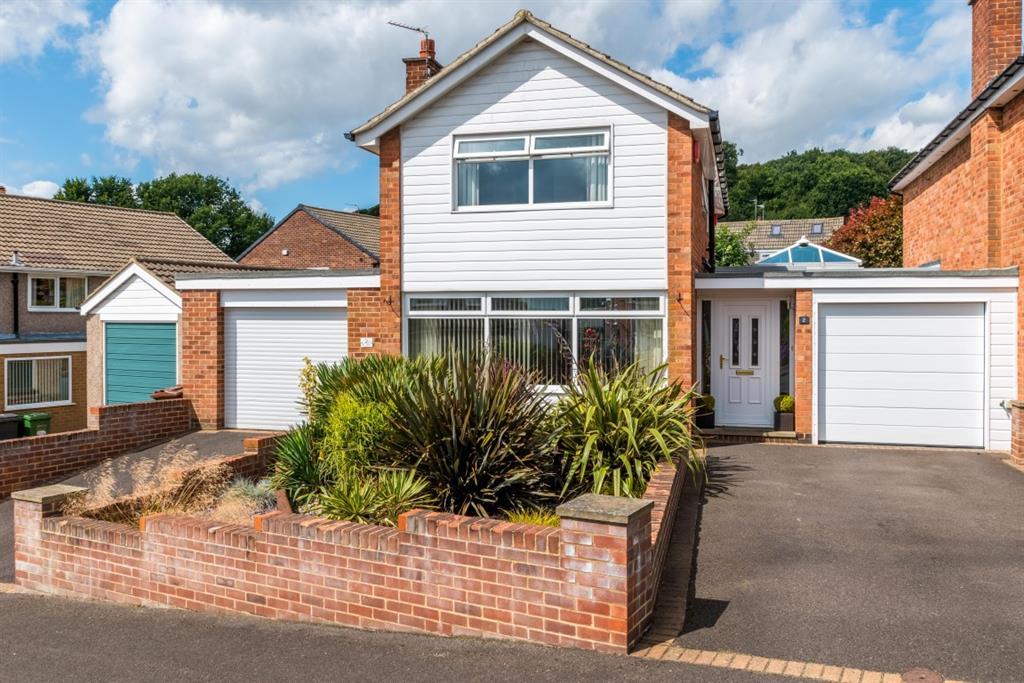 Hall Park Garth, Horsforth, LS18 3 bed detached house - £500,000