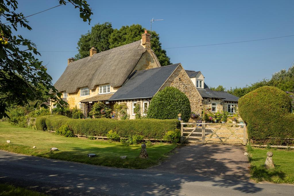 Todenham, Moreton-in-Marsh... 3 bed semi-detached house - £700,000