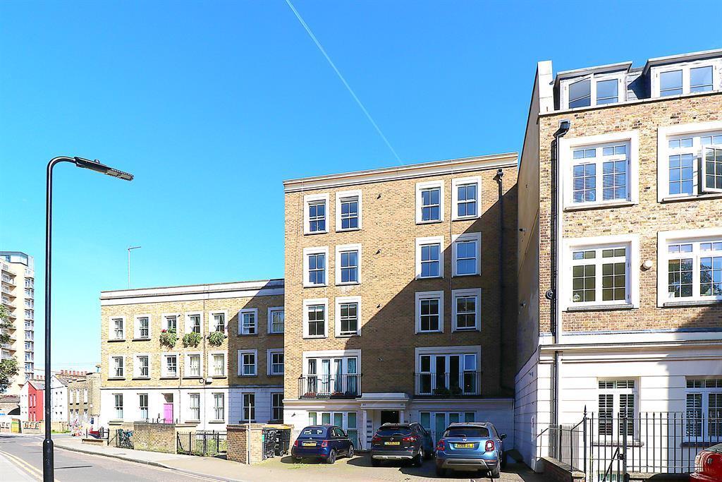 Martello Street, London Fields, E8 3 bed apartment - £2,750 pcm (£635 pw)