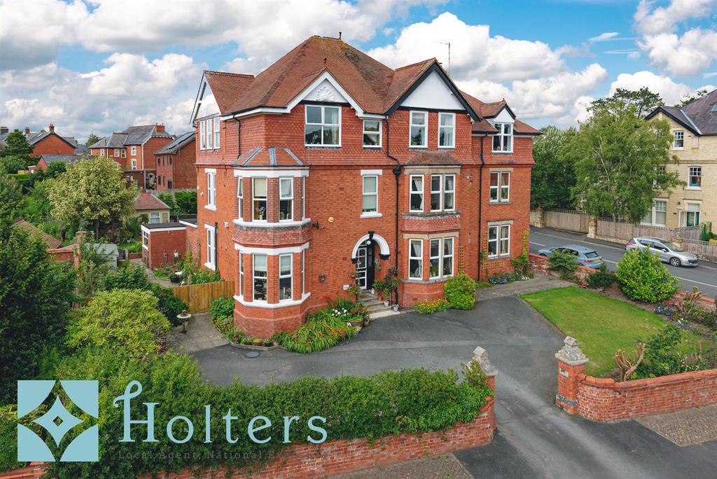 Ithon Road, Llandrindod Wells 6 bed semi-detached house - £370,000