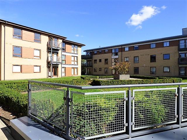 Finlay Court, Crawley RH10 2 bed apartment - £1,400 pcm (£323 pw)