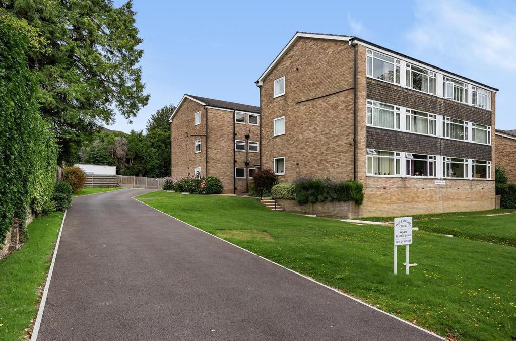 Hollywood Court, Oathall Road... 2 bed flat - £230,000
