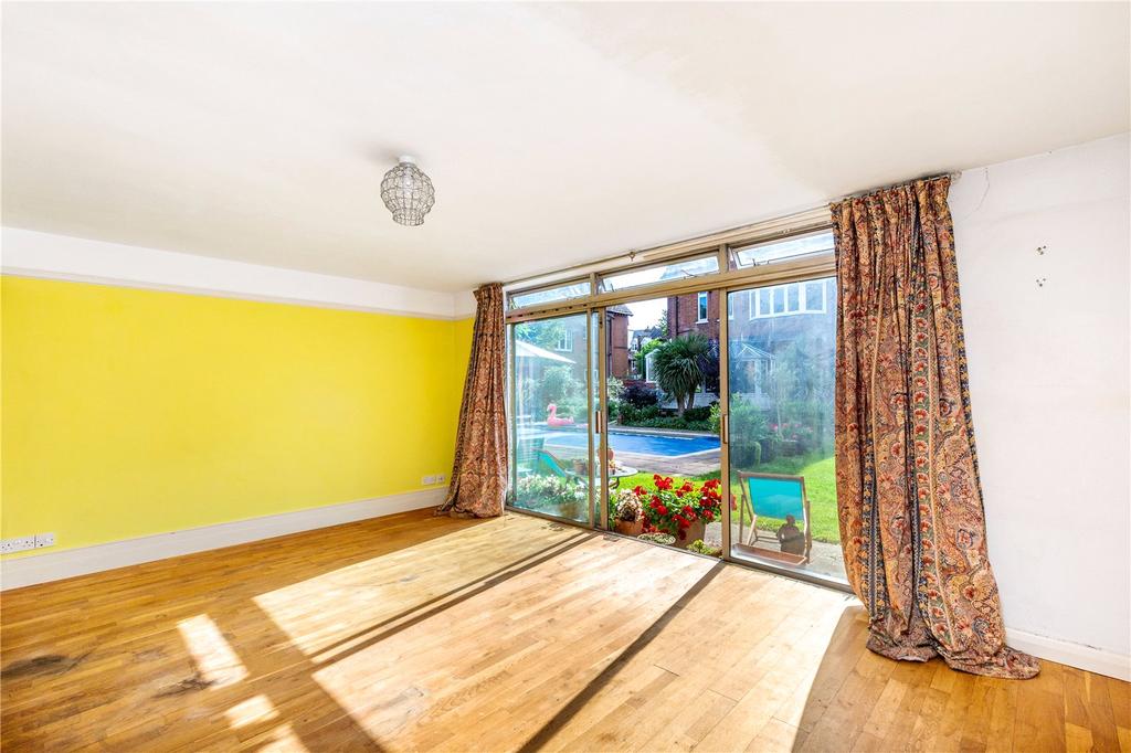 Thrale Road, Furzedown, London, SW16 2 bed apartment - £375,000