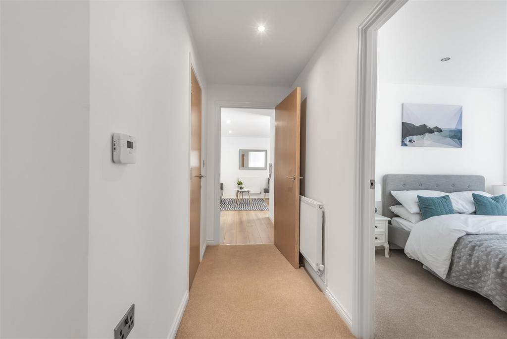 MARINER POINT, SHOREHAM BY SEA 2 bed flat - £300,000