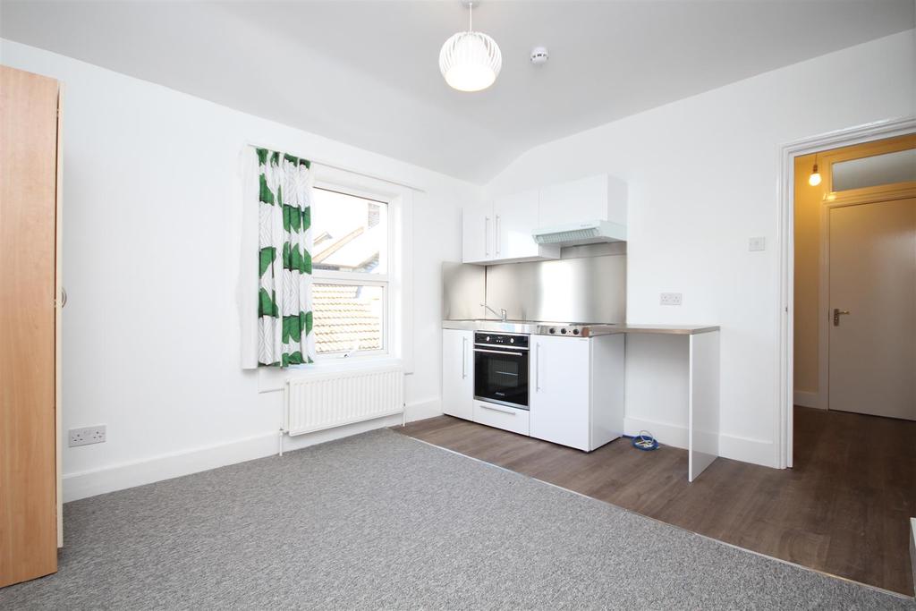 Nightingale Road, Willesden, NW10 4RG 1 bed flat - £1,196 pcm (£276 pw)