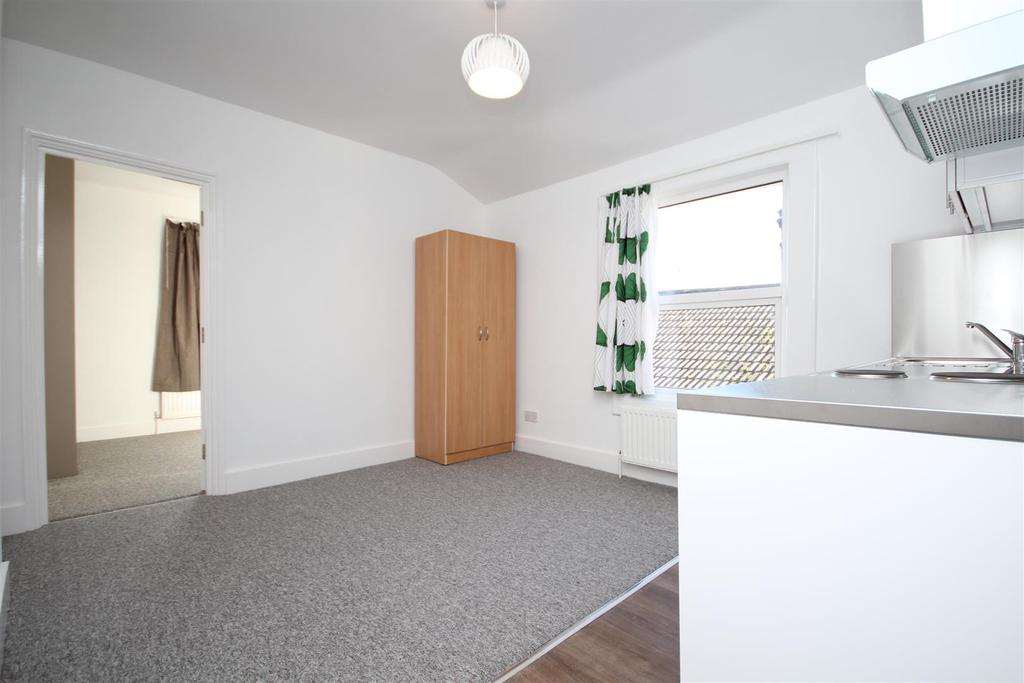 Nightingale Road, Willesden, NW10 4RG 1 bed flat - £1,196 pcm (£276 pw)