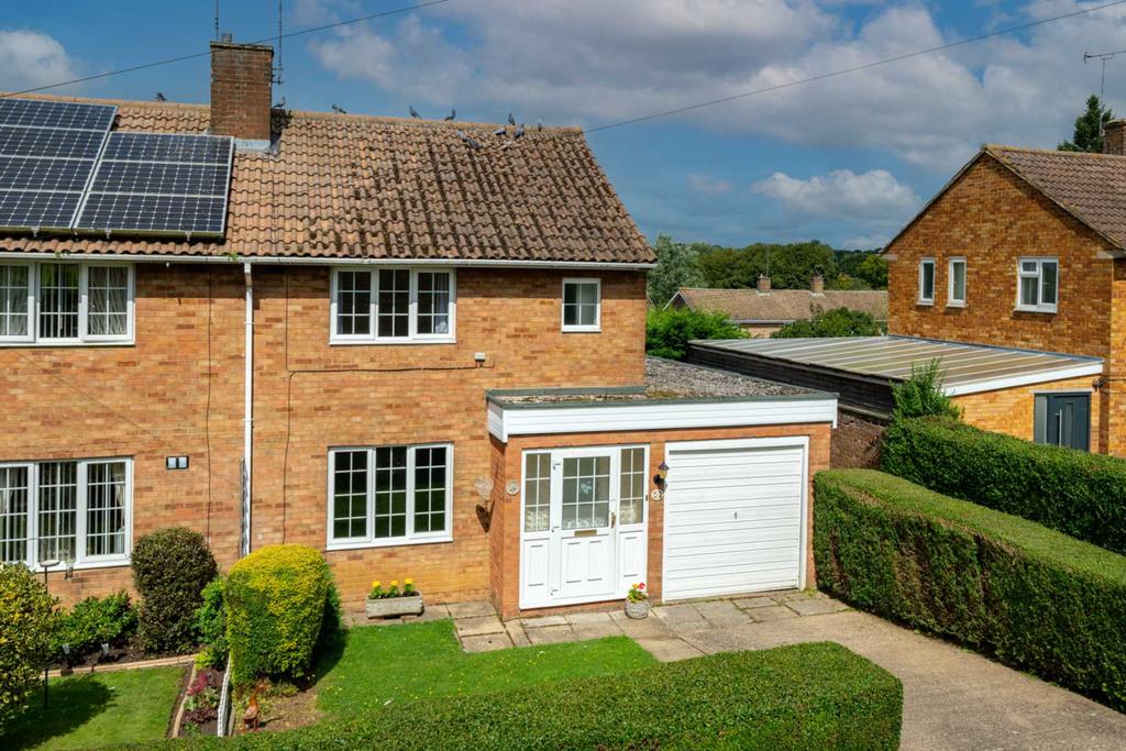 Springfield Road, Hemel Hempstead 2 bed end of terrace house - £385,000
