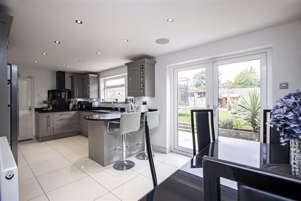 Buckingham Road, Bletchley, Milton... 3 bed semi-detached house - £340,000