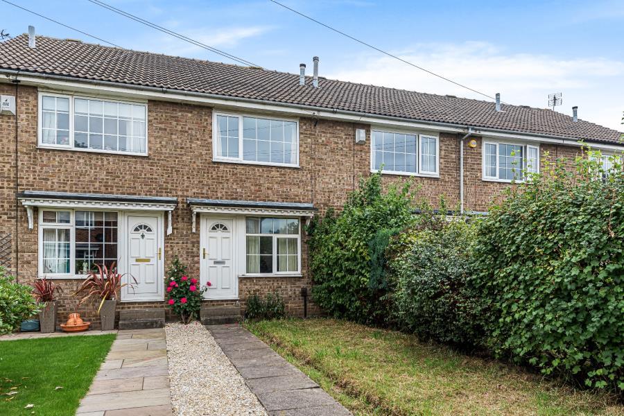 NEW PARK AVENUE, FARSLEY, LEEDS, LS28... 2 bed terraced house - £190,000