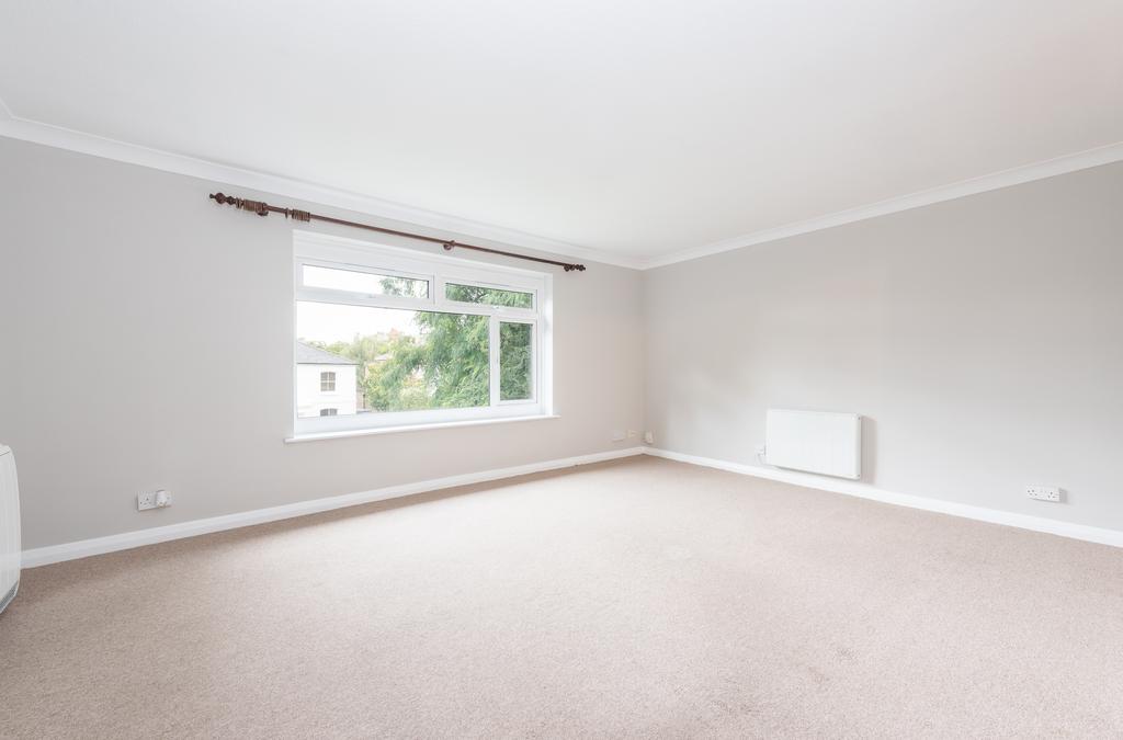 Denmark Avenue, London SW19 2 bed flat - £1,800 pcm (£415 pw)