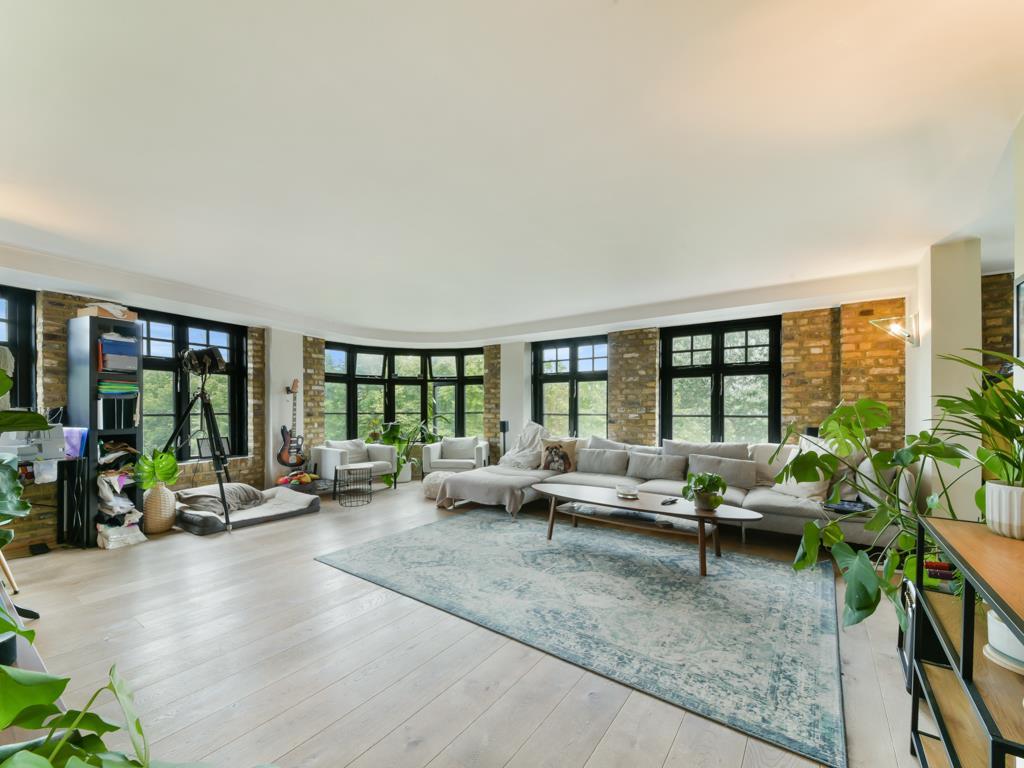 Sanctuary Court, Reardon Path... 2 bed flat - £3,033 pcm (£700 pw)