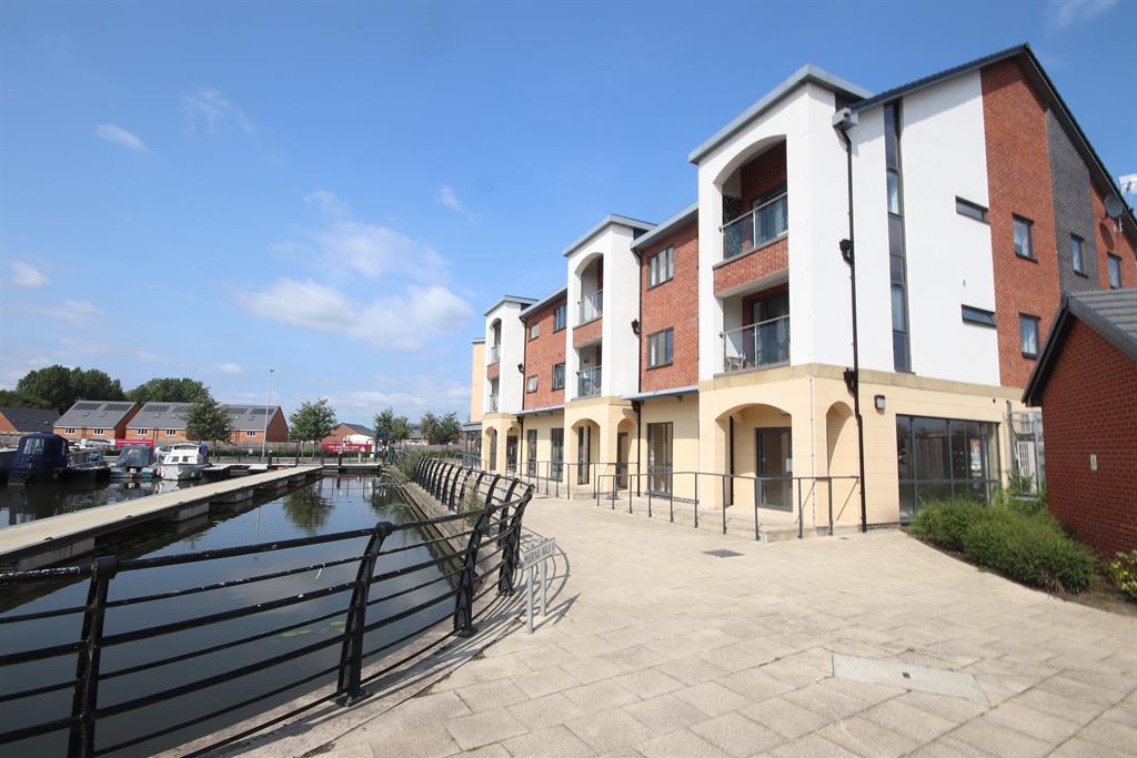 Marina Walk, Leigh, WN7 4FN 2 bed flat - £800 pcm (£185 pw)
