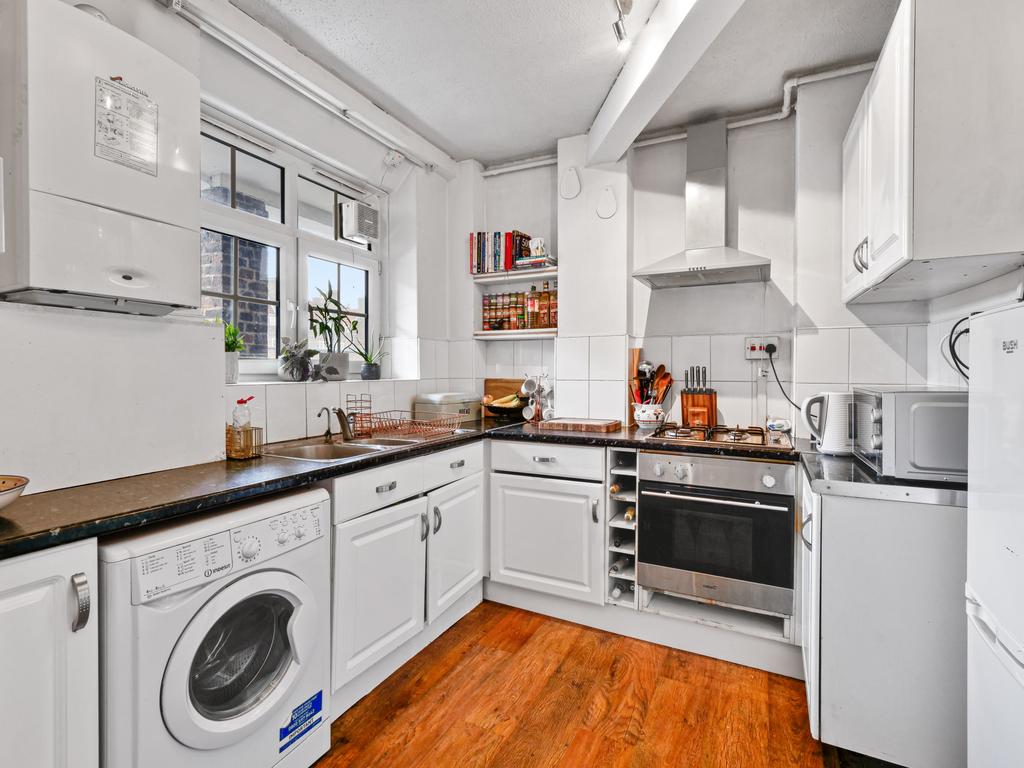 Felbridge House, East Dulwich Estate... 3 bed flat - £425,000