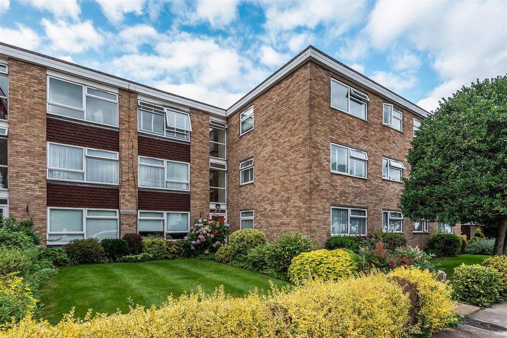 Pound Road, Banstead 2 bed flat - £300,000