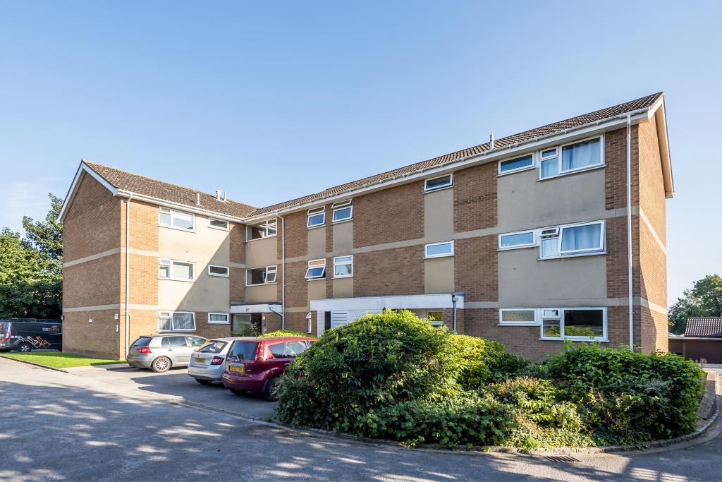 Witney, Woodlands Court, OX28 1 bed flat - £160,000