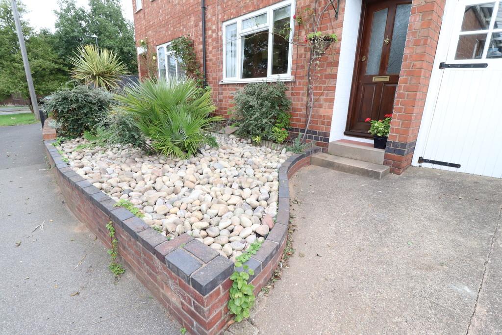 Spring Lane, Kenilworth 2 bed semi-detached house - £900 pcm (£208 pw)