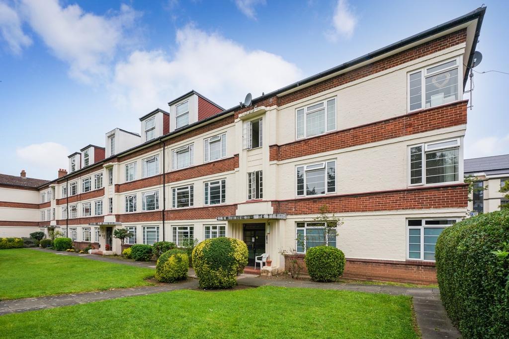 Manor Vale, Brentford, TW8 3 bed flat - £400,000