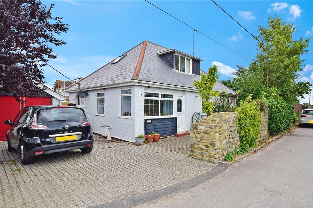 Raymoor Avenue, St. Marys Bay, Romney... 3 bed bungalow - £360,000